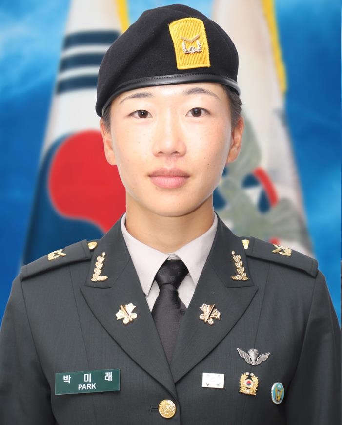 신임 특전부사관 1등은 여군 박미래…사격왕에 체력도 특급