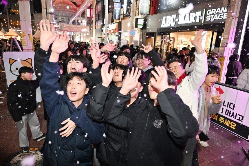 Artificial Snow Transforms Ulsan Old Downtown for 19th Seongnam-dong ...