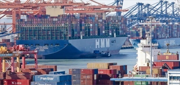 '달러 안전판' HMM 휘청…환율 1300원선 치솟나 [김익환의 컴퍼니워치]