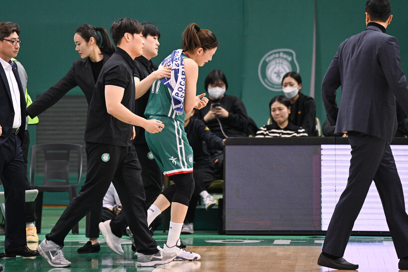 [wkbl] 하나은행 부상 레전드네요 - MANIA