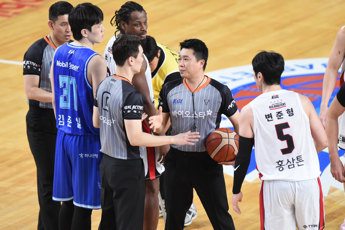 KBL '무더기 오심 인정' …심판 판정 논란 - MANIA