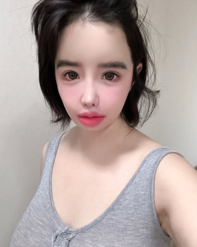 박봄, 파격 '핑크' 오버립...오늘도 과감한 메이크업 "입술 색깔 살구색" | 네이트 판