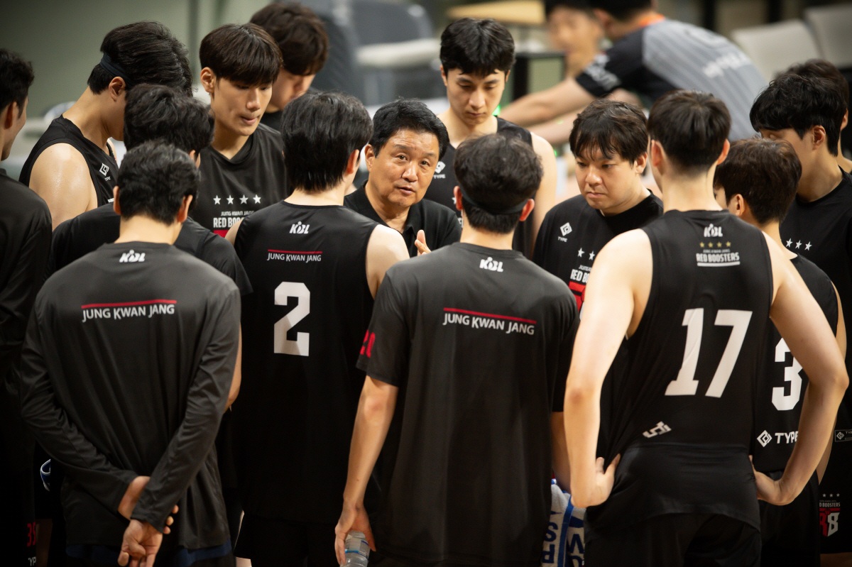 돌아온 유도훈 감독의 야망과 희망 "대권 노릴 만하다" - MANIA