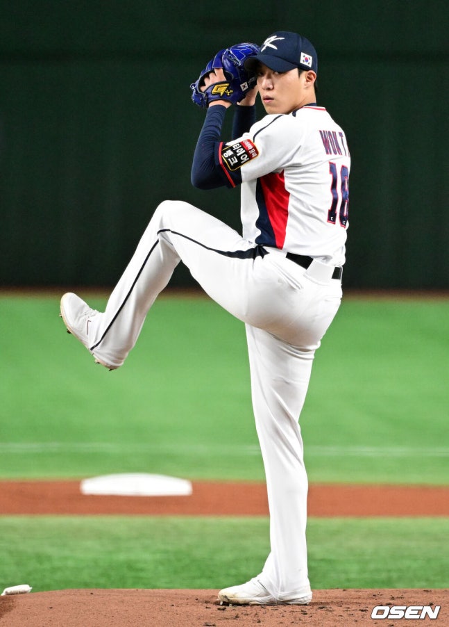 더쿠 - [apbc] "처음 아닌가요?" 1년에 국제대회 3번, 이렇게 고생한 투수 또 없다…원태인 해피엔딩