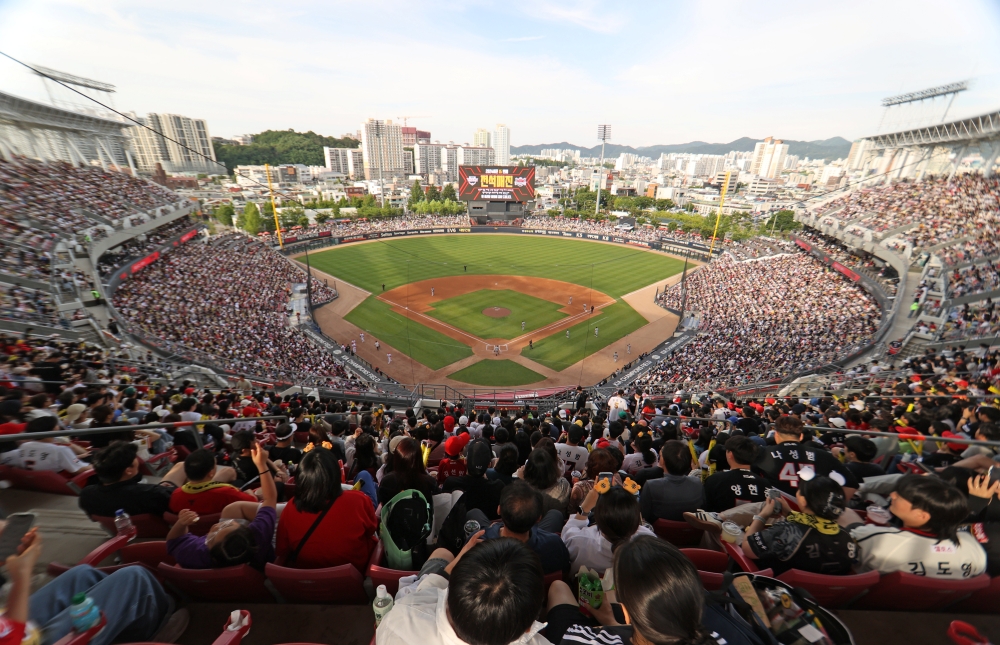 더쿠 - [KBO] 구단 역사 새롭게 썼다! KIA, 29년 만에 홈 6경기 연속 매진...시즌 누적 50만 관중 돌파 [광주 현장]