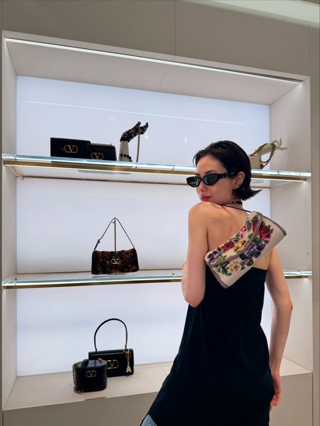 '171cm 48kg' 나나, 모델 피지컬에 화끈한 의상…섹시 끝판왕 | 네이트 판