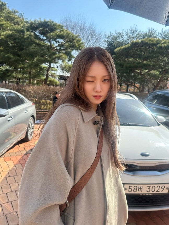 '174cm 50kg' 이성경, 고양이 같은 눈빛에 빛나는 미모…'아찔한 윙크에 카메라 씹어 먹겠네' | 네이트 판