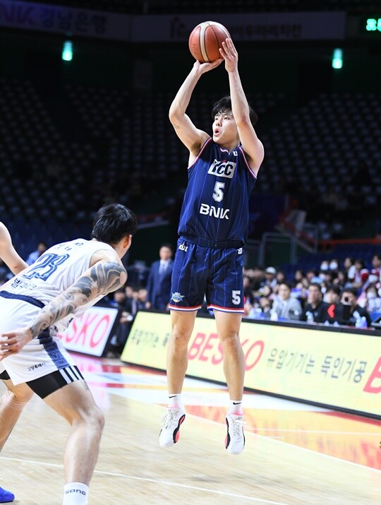 KCC 김동현의 목표, ‘3점슛 성공률 +30%’+‘우승’ - MANIA