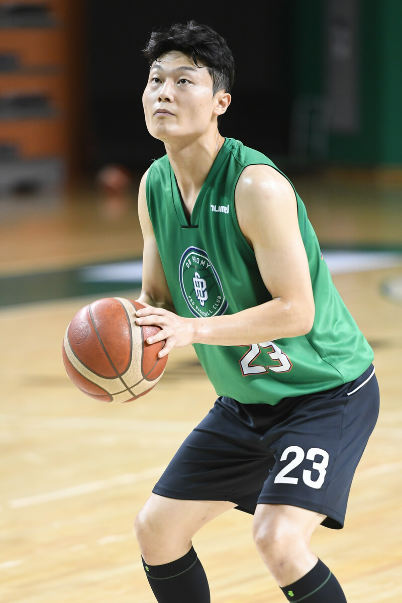 훈련·후배 사랑 모두 ‘열정 만점’ 박인웅, “목표는 마음속에” - MANIA