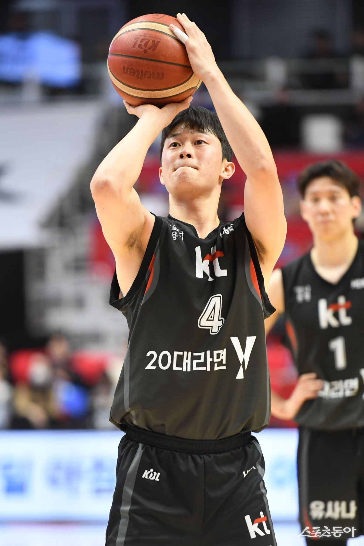 KT 최창진, FA 원소속구단 재협상 통해 ‘1년 6000만원’ 극적 잔류…13명 은퇴·10명 미계약 - MANIA