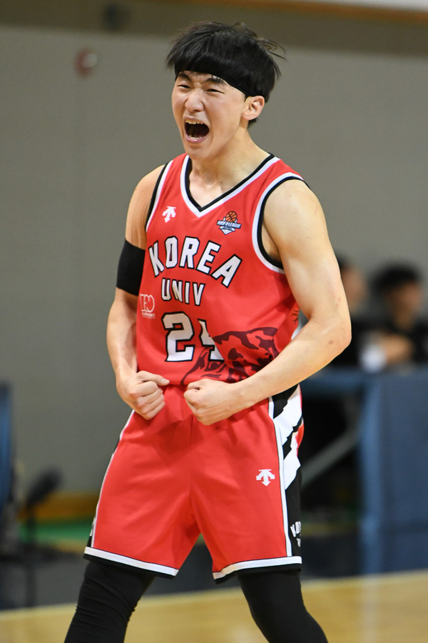 "저도 그렇지만 형은 더욱 안 뽑힐 줄 알았어요" 태극마크 달게 된 고려대 문유현의 미소 - MANIA