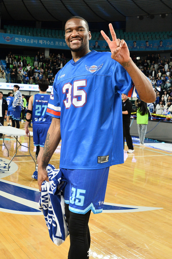 대체 선수로 알짜 활약→KBL 블록왕 출신 듀반 맥스웰, 정든 코트 떠난다... SNS로 은퇴 발표 - MANIA