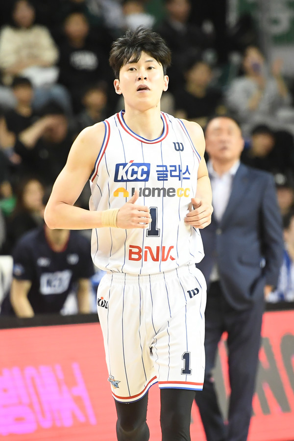 샐러리 캡 초과 확정적인 '슈퍼팀' KCC, 연봉 조정 신청한 이호현과 협상 분위기는 어땠나? - MANIA