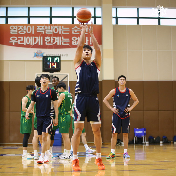 KCC 슈퍼팀 멤버들의 공존? 사령탑-선수 생각이 같다... 허웅의 답은 "더 부지런히 뛰어야죠" - MANIA