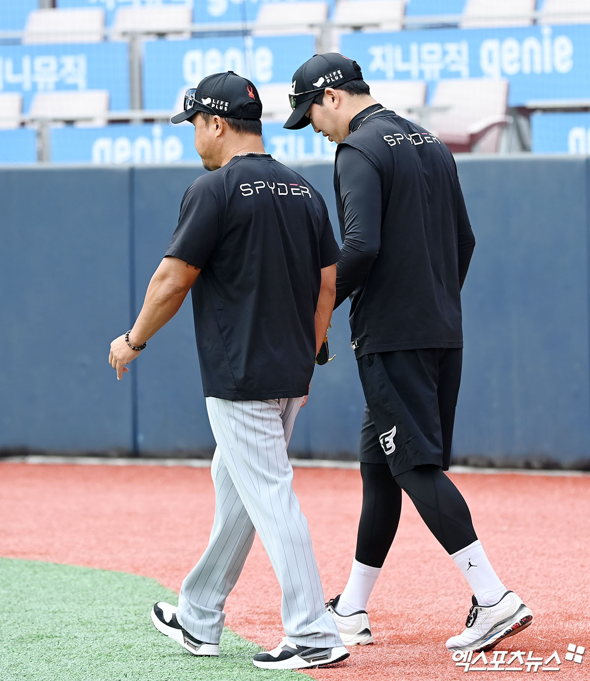 더쿠 - [KBO] KT 라커룸으로 사과하러 가는 한화 박상원과 정경배 코치